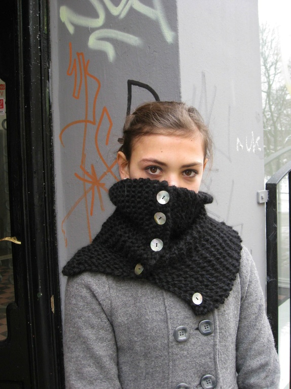 Sort hals med knapper - Epla